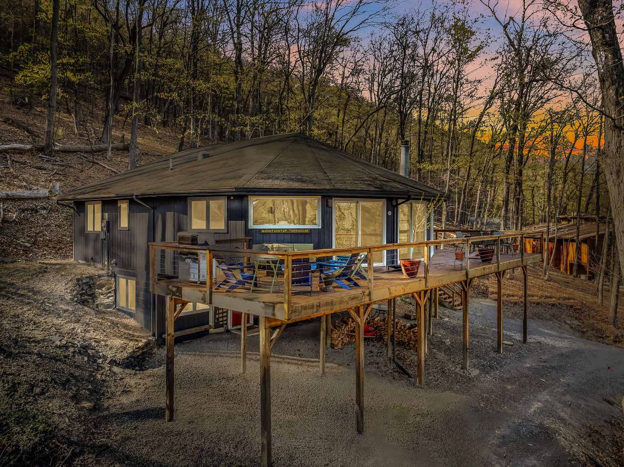 The Mountaintop Treehouse | Fire Ring |BBQ Grill | Pet friendly ...