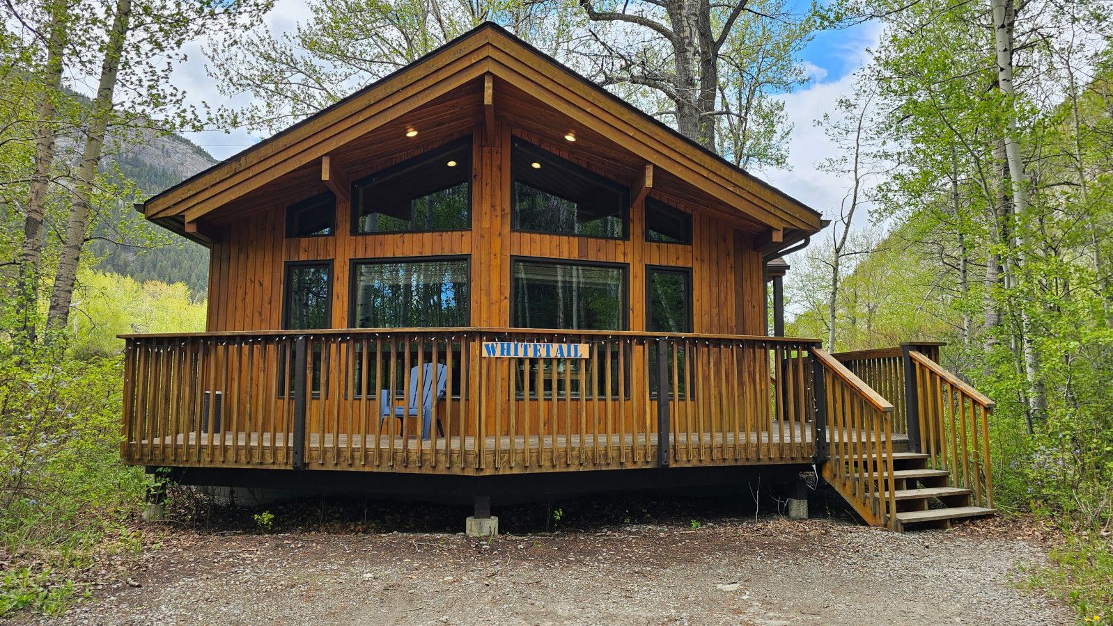 Crowsnest River Chalet - Whitetail