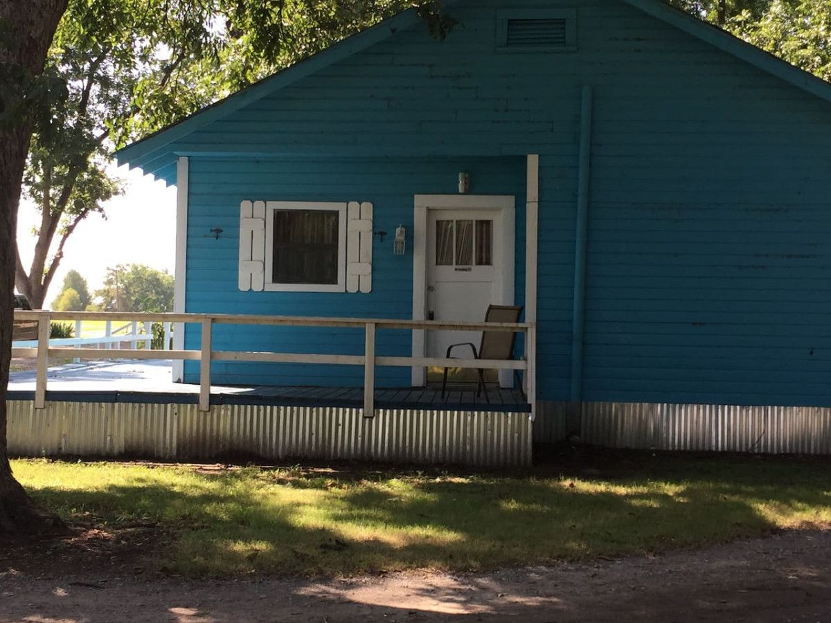 Family size cabin across from Lake Chicot