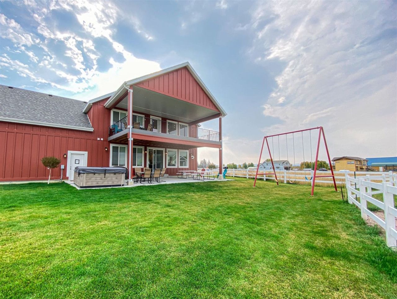 The Red Farmhouse- Hot tub and Swings! Sleeps 37