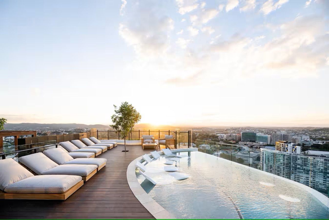 Luxury Peppers Infinity Pool +Stylish 2BD+1C Park