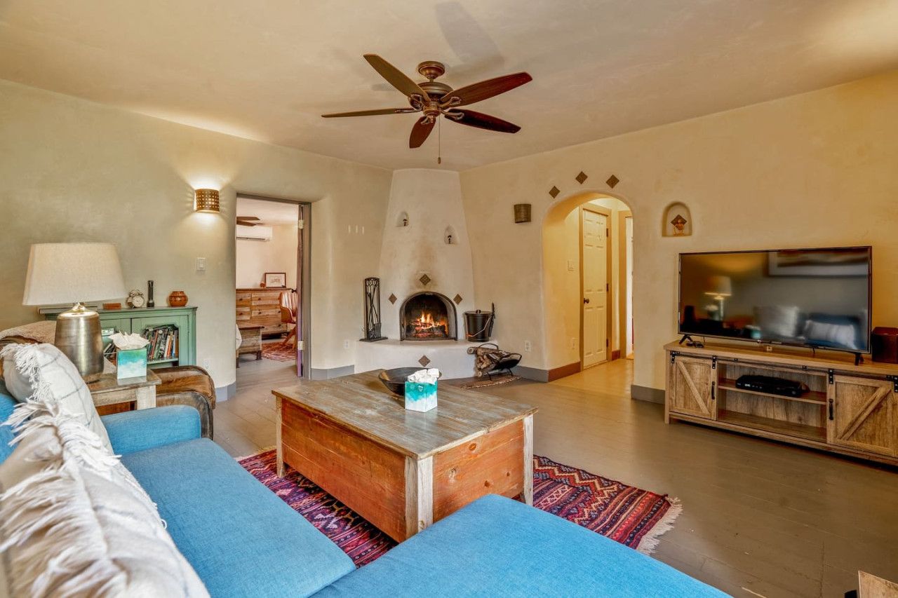 Casita Abuelita-Comfy adobe home, walk everywhere