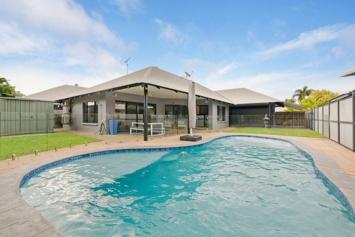 Cityside Hideaway: Pool - Workstation - Markets