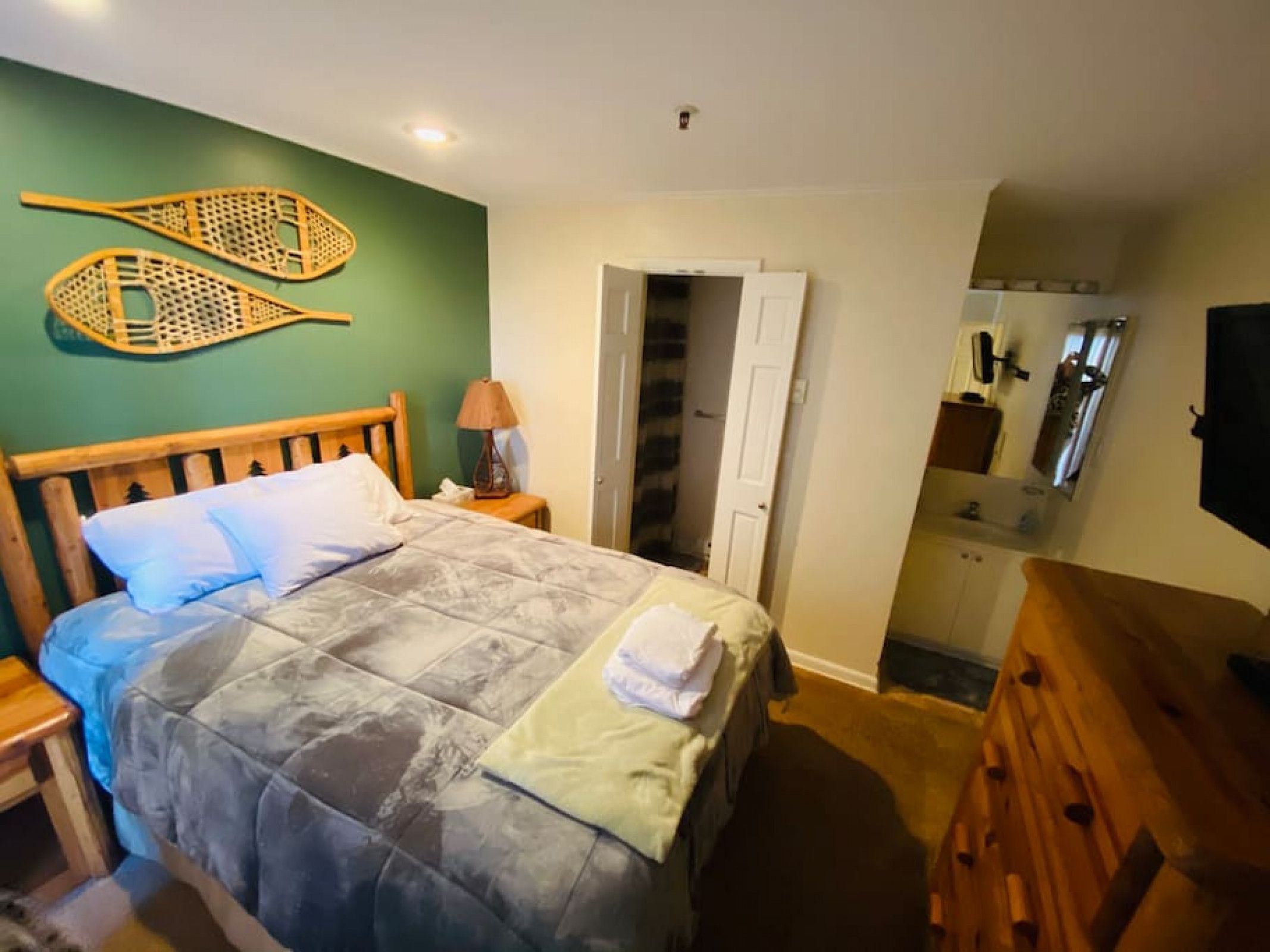 D104 · Winterplace Ski in Ski out condo First floor! D104