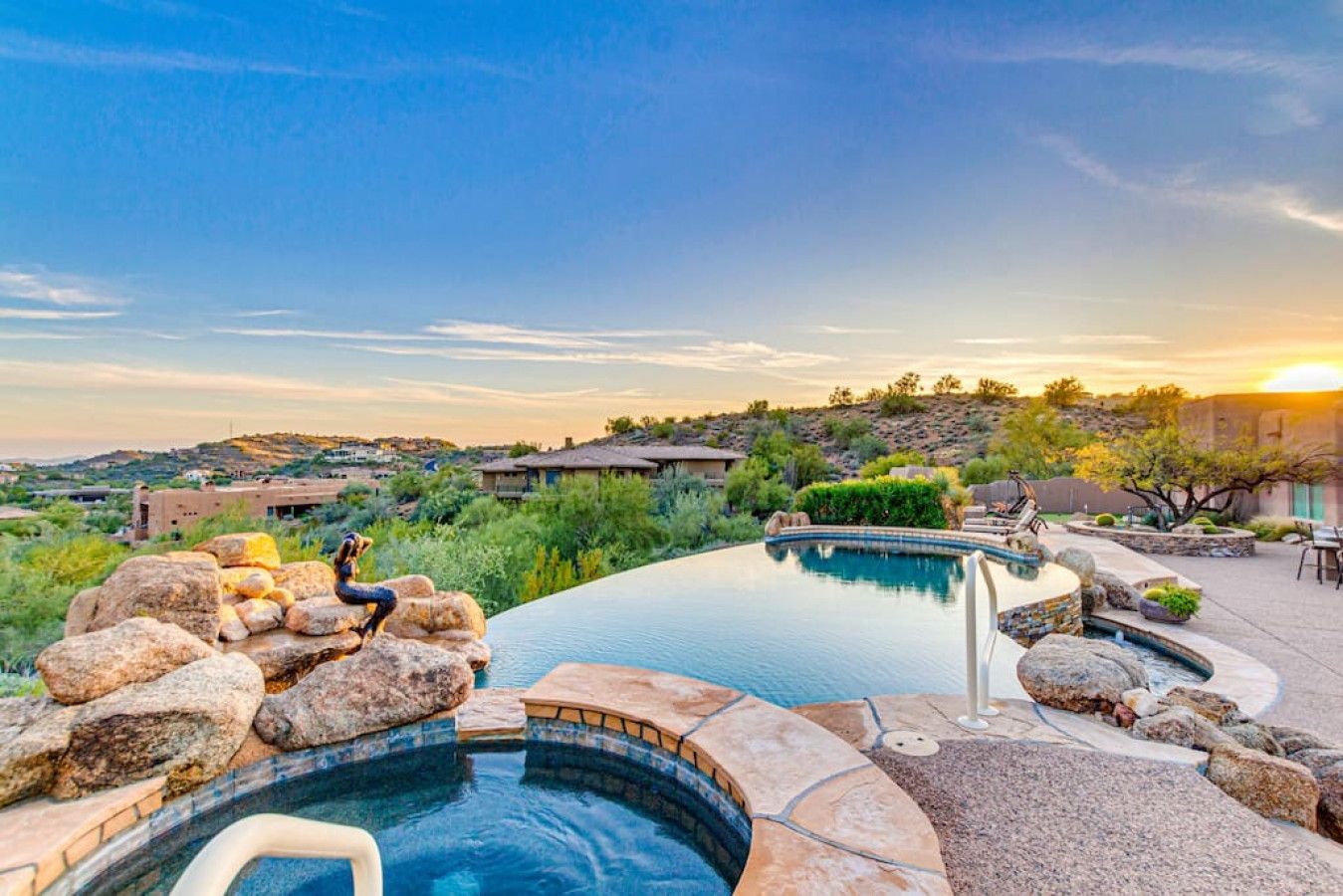 Desert Oasis/Luxury 5 Bedroom w/Heated Spa & Pool