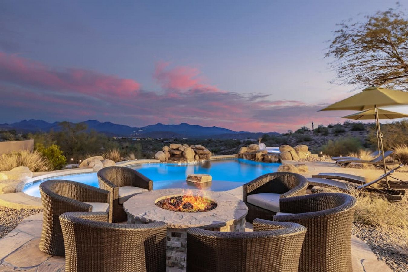 Stunning Secluded Ranch, Sleeps 8, Pool & Jacuzzi