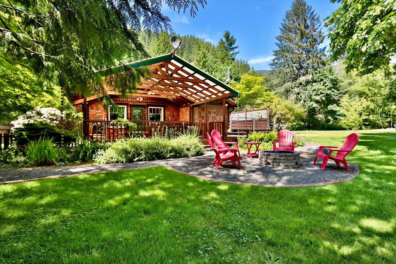 Cozy Sol Duc River Riverfront Retreat w/ Hot Tub