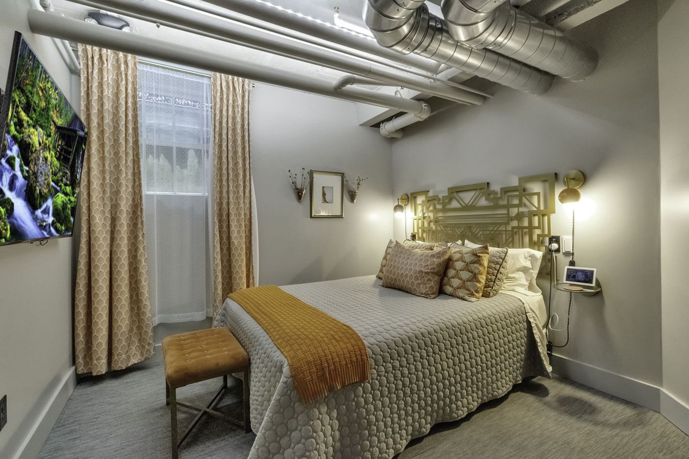 The Pretty Boy Floyd Room @ The Bank