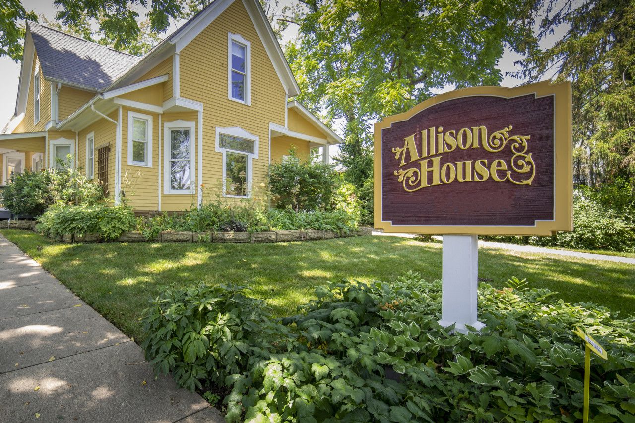 The Allison House • Walk to Shops + Parking
