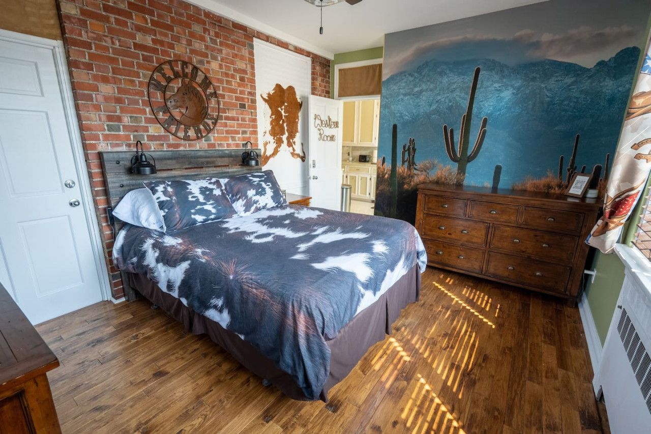 Cardinal Inn ~ Western Room