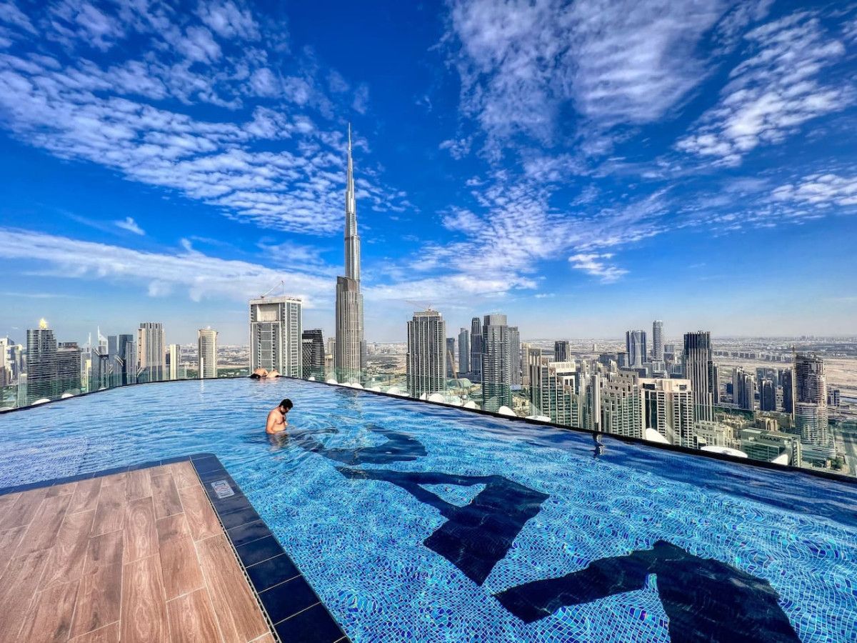 King bed, Burj Views, 64th floor infinity pool