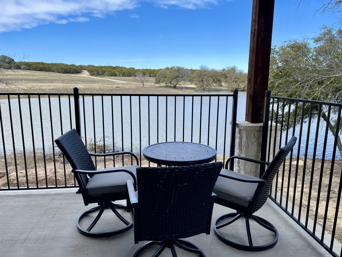 Tranquil Trails-Elegant Waterfront Retreat at Twin Canyons Longhorn Ranch