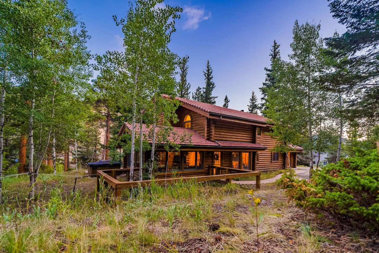 HUGE cabin w/ river, hot tub, borders Natl Park